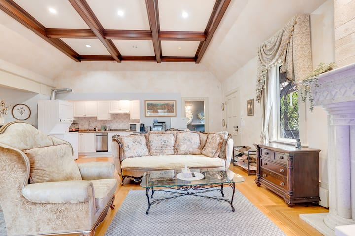 Elegant 5br 3ba Estate & Free Parking - Vancouver