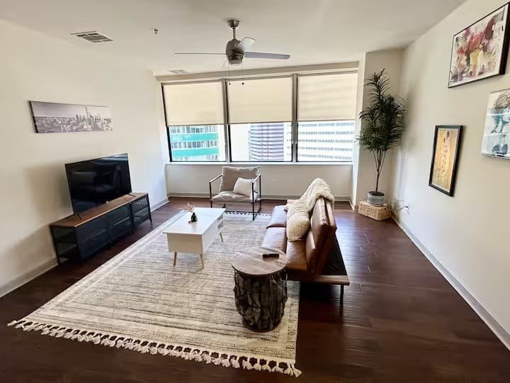 Downtown Escape | Skyline Views + Rooftop Pool - Dallas, TX