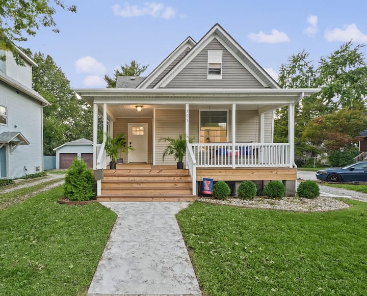 Illini House | 5br Near Campus Game Day Groups - Champaign, IL