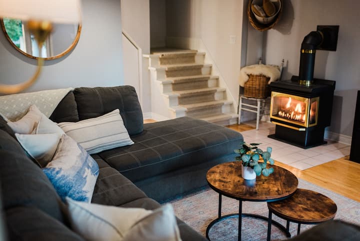 Cozy Family Cottage With Lake Views, Sleeps 7 - Amherstburg