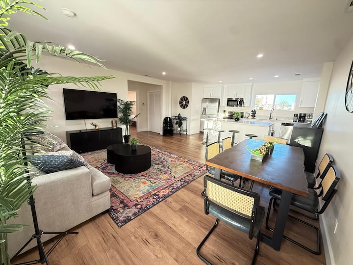 Bright Top Floor Retreat With Laundry & Parking - Hollywood, CA