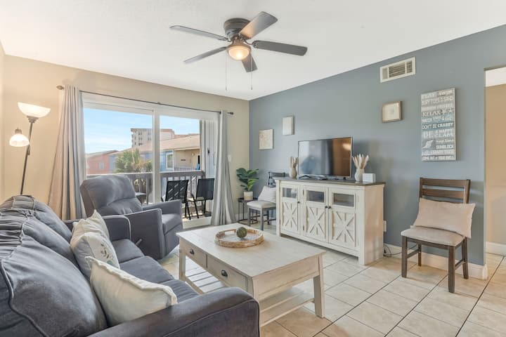Pensacola Beach Condo Sleeps 8 | Pool + Beach - Pensacola Beach, FL
