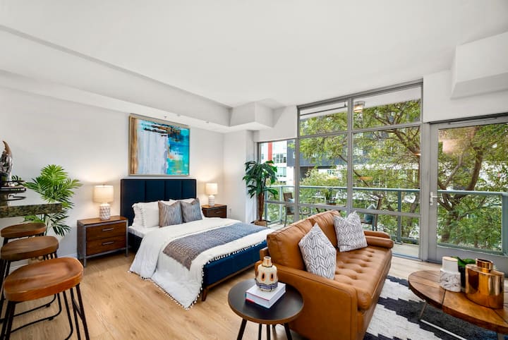 Paradise Park | Luxury Studio + Balcony - Coronado, CA