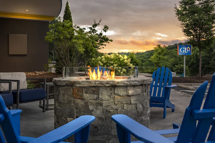 Near Downtown Asheville + Free Breakfast & Pool - Asheville, NC