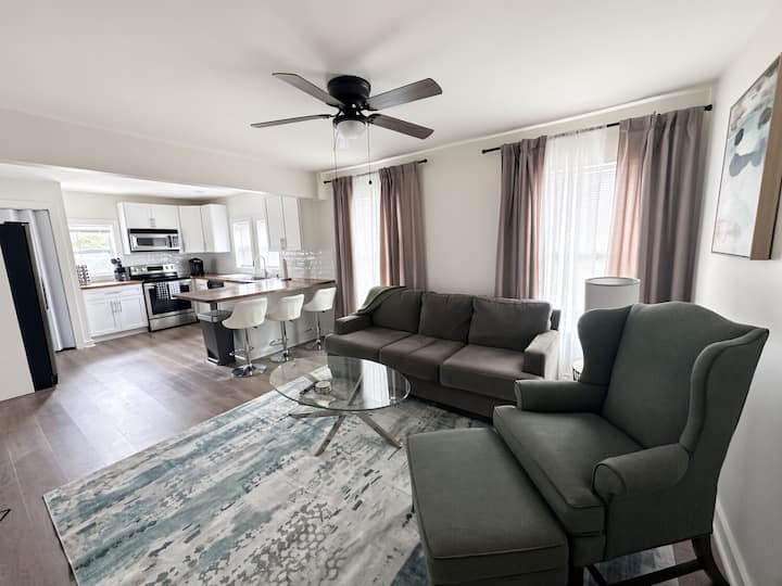New Open-concept Condo · Kingbed · Boca Next Block - Hickory, NC