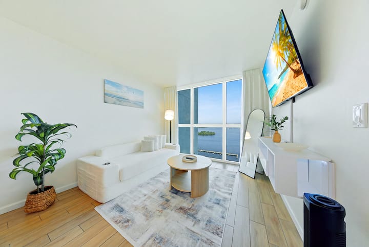 Twin Horizons River View | King | Pool Hot Tub Gym - Fort Myers, FL