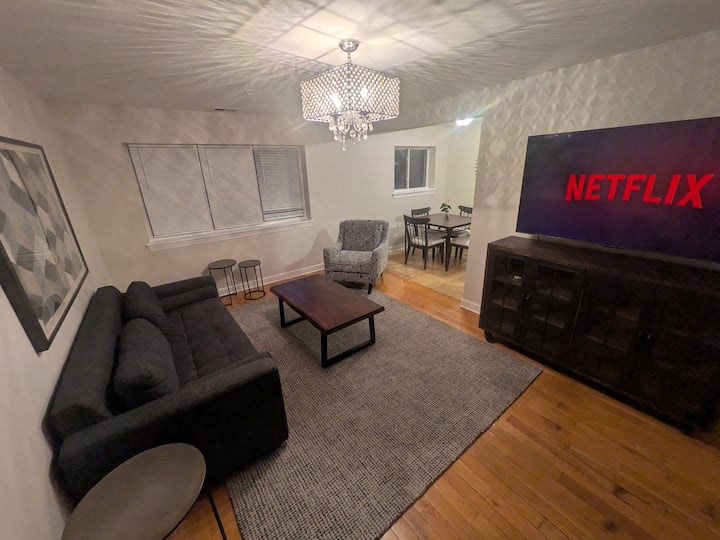 Bright 2br Fast Wifi + Covered Parking - Brookfield, IL