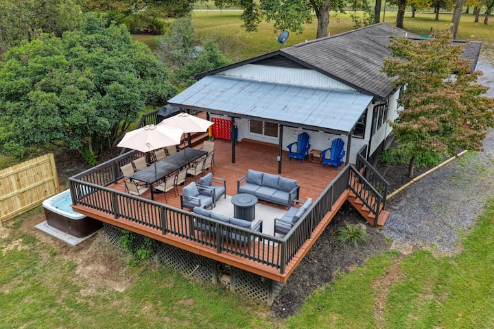 Riverfront Cabin W/ 9-hole Mini Golf + Hot Tub - Shenandoah, VA