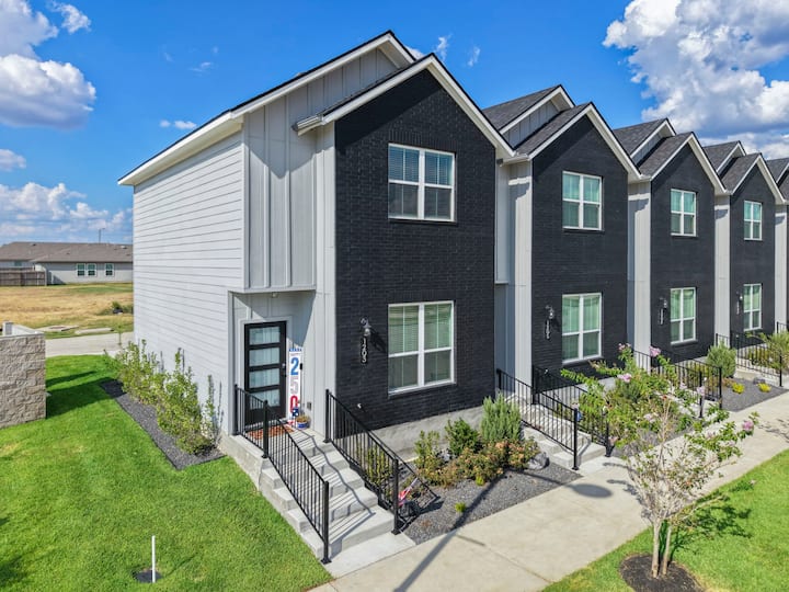 Pristine New 2br Townhome | South College Station - College Station, TX