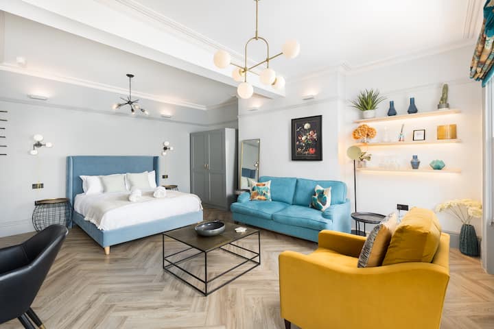 Smart Central Flat With Views - Cheltenham