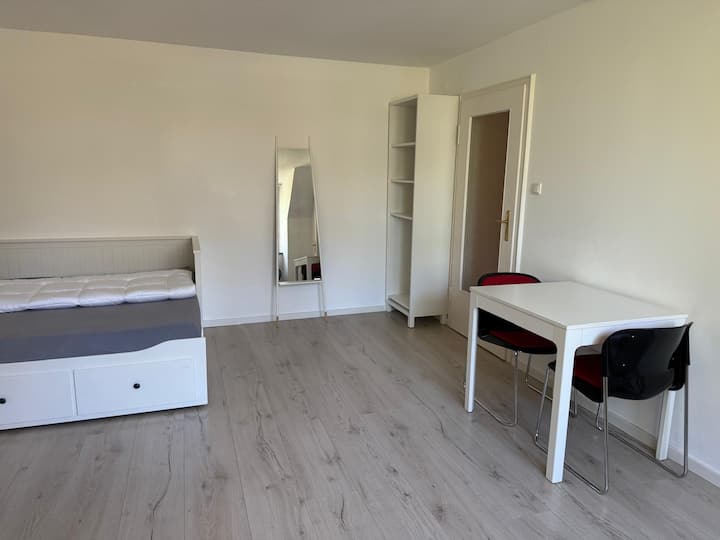 Charmante Wohnung Direkt Neben Dem Schlosskanal - München