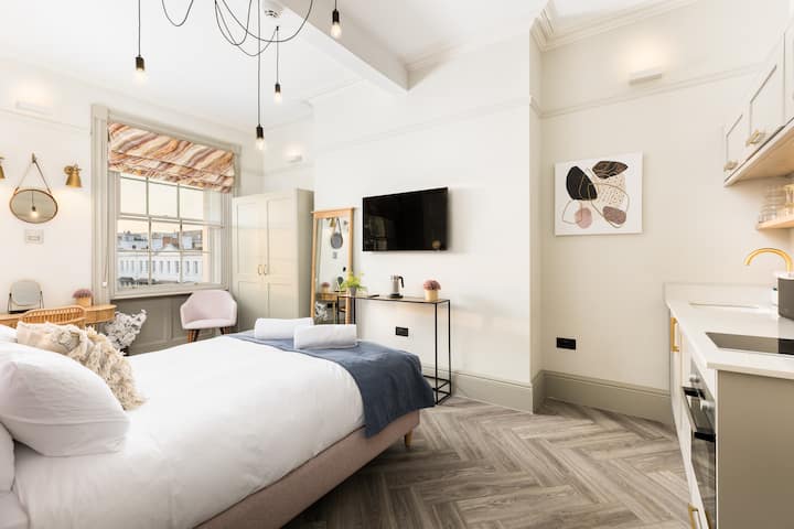 Hotel Size Room With Its Own Kitchen & Great Views - Cheltenham