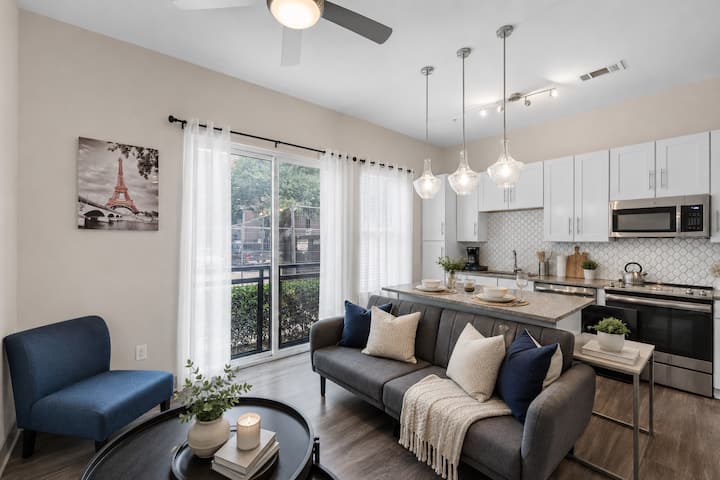 Lakefront Retreat | Pool, Gym & Scenic Views - Irving, TX