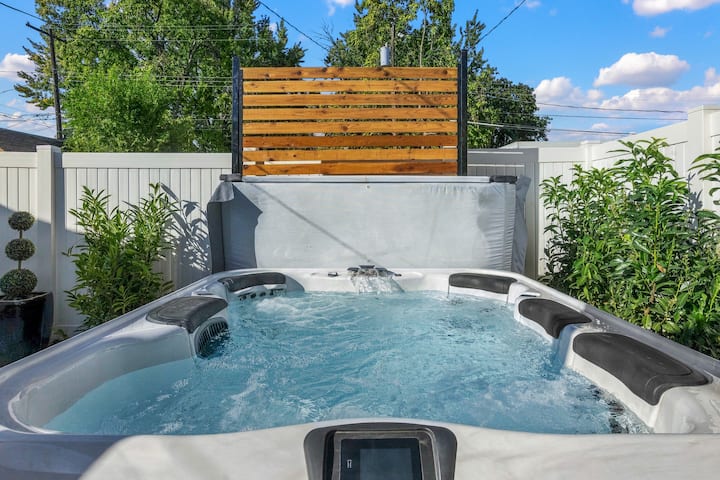"The Mansion"- Hot Tub, Fire Pit, Walkable - Meridian, ID