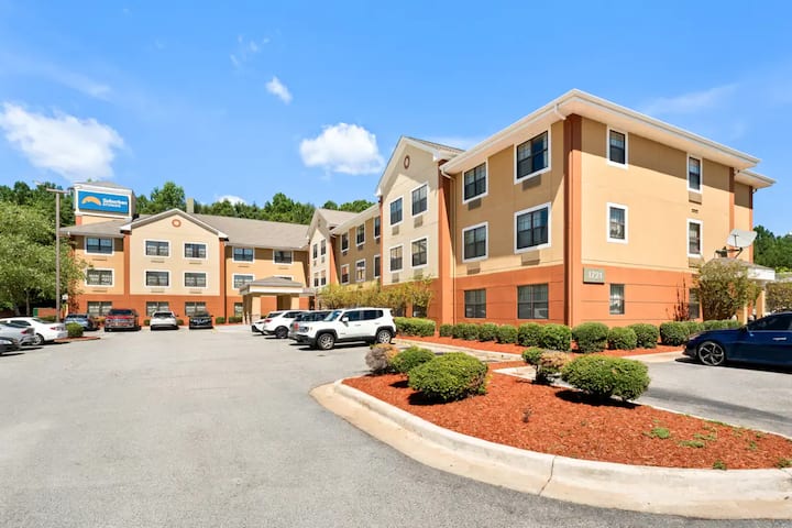 Minutes From The Airport + Parking & Kitchenette - Columbus, GA