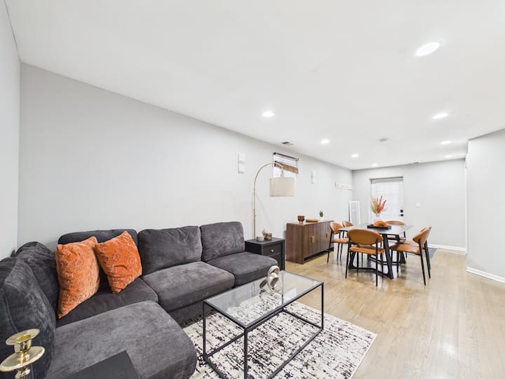 Spacious 2br | Sleeps 8 + Free Parking For 2 - Chicago, IL