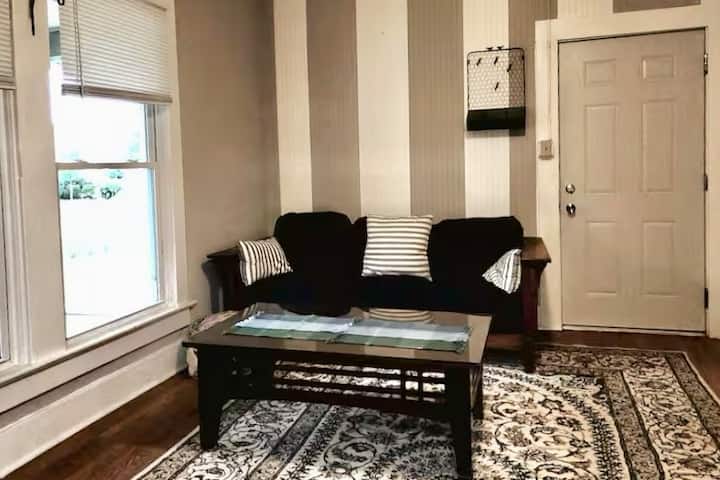 1st Floor Retreat-near Dtwn-chorefree Checkout! #1 - Fort Wayne, IN