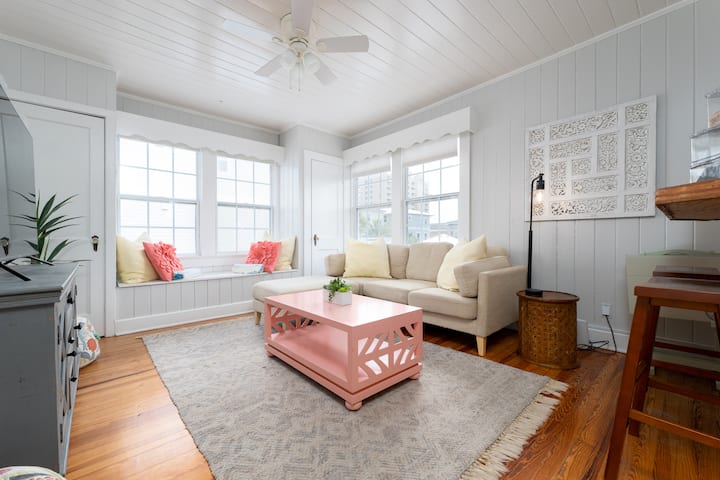 Pelican · Upstairs 2br · One Block To The Ocean - Atlantic Beach, FL