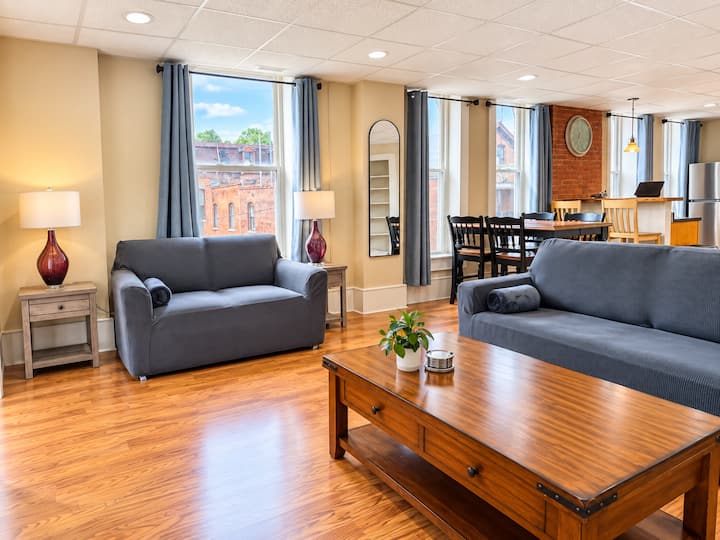 115#304 / Downtown 2br | 3 Queen Beds | Sleeps 6 - Dubuque, IA