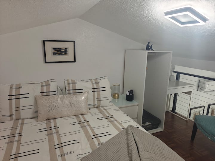 Charming Hialeah Loft - ハイアリア, FL