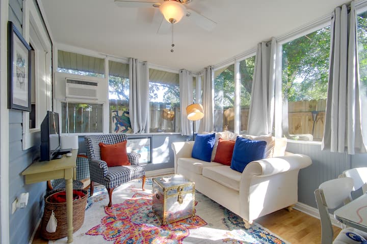Walk To Gulfport Beach! Coastal Studio Getaway - Gulfport, MS