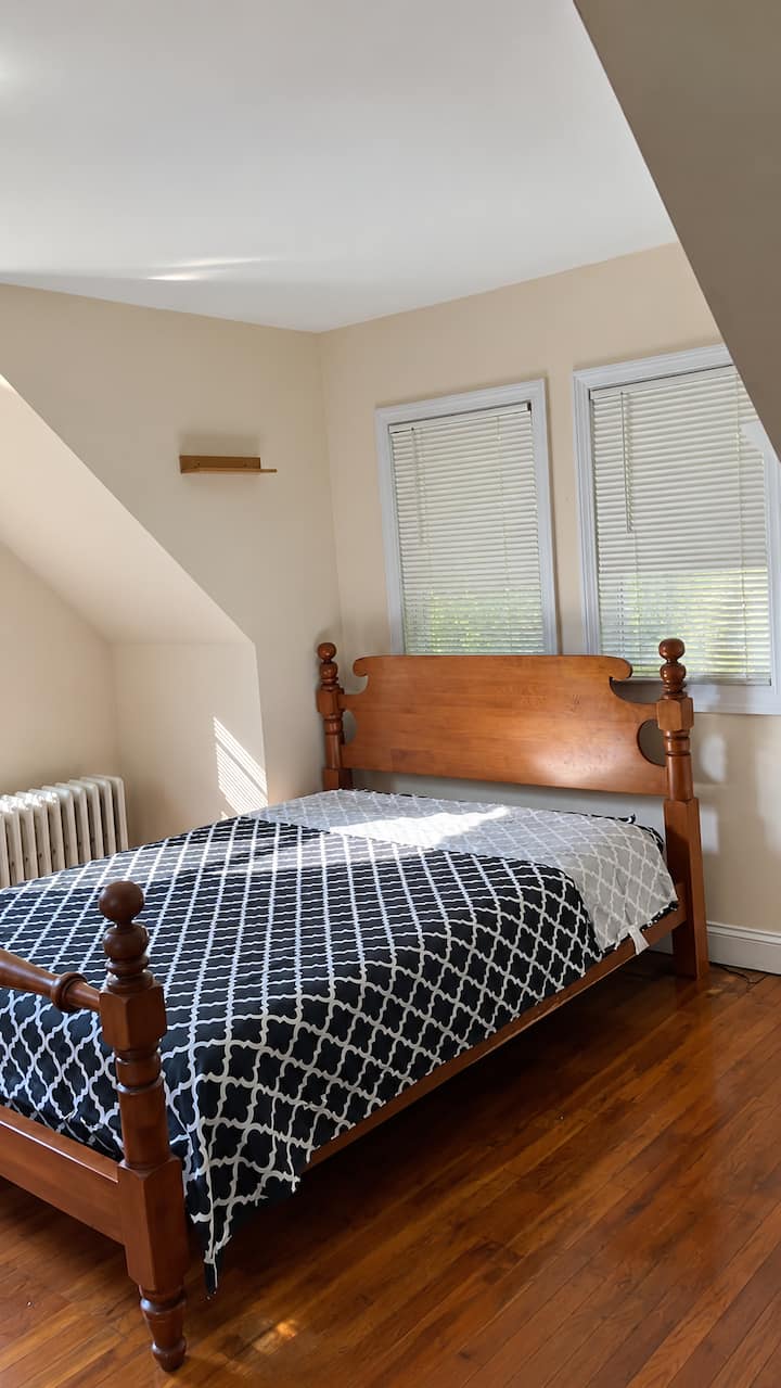 Charming Top-floor Apartment In Somerville - Melrose, MA