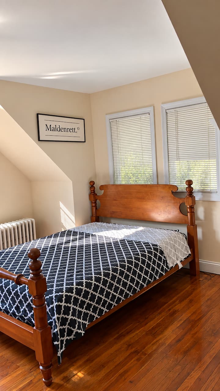 Charming Top-floor 1br Apartment | Free Parking - Somerville