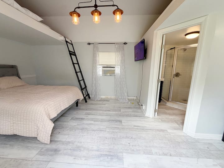 The Tarpon Tiny Home | 5 Min Walk To Bayou - Tarpon Springs, FL