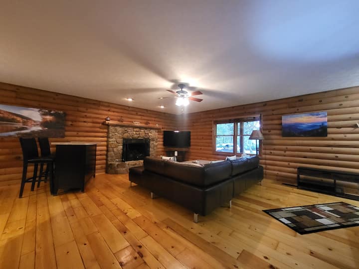 Secluded Log Cabin + Private Game Room - Massanutten, VA