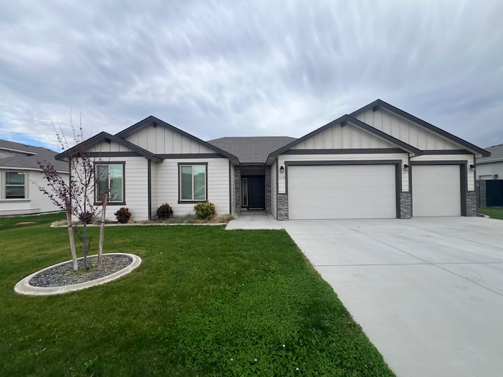 Modern Newer Home! Private Yard & Gas Bbq Grill - Richland, WA