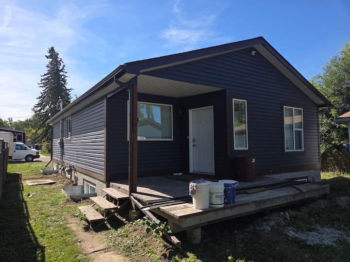 The West Park Modern Hideaway - Red Deer