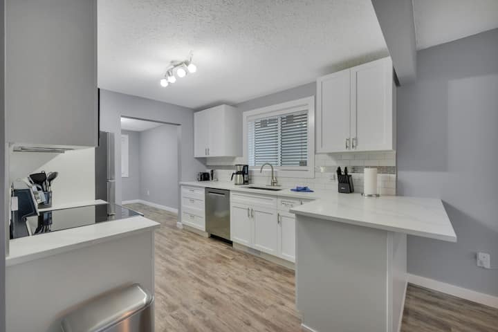 6br Corporate Housing | 2 Suites | Crew Parking - Red Deer