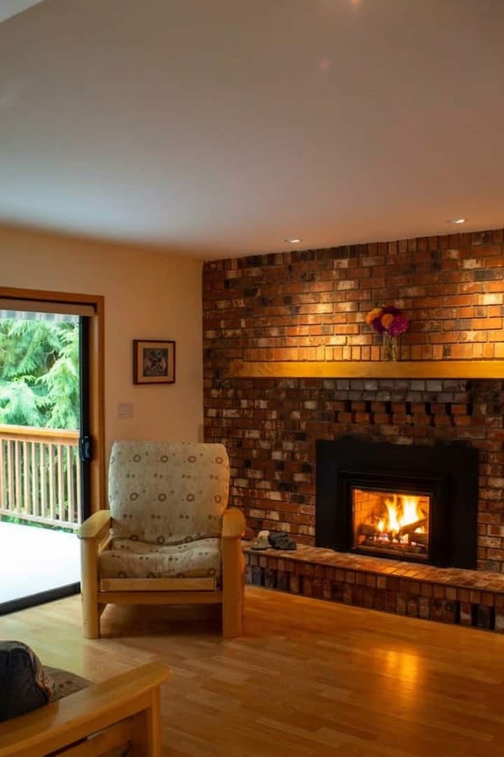 Peaceful Family Chalet W/ Fireplace, Near Duncan - Cowichan Bay