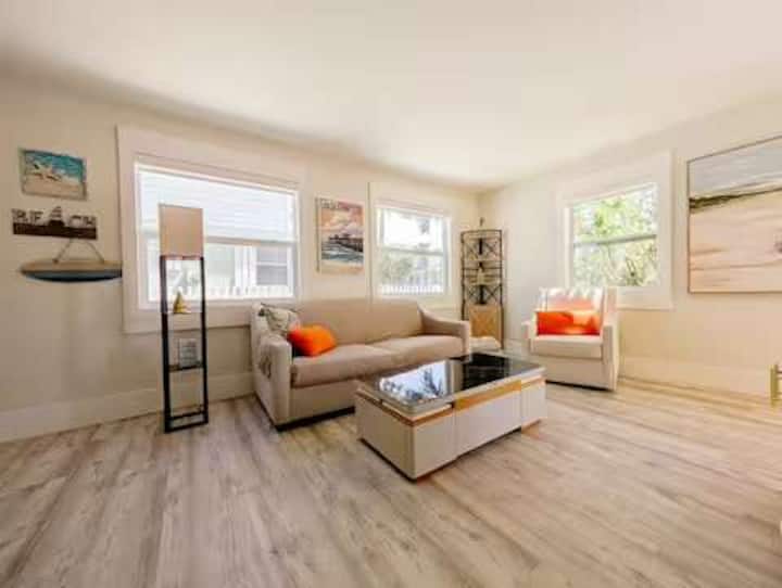 Walk To Beach Pet Friendly 2br Bungalow - Jacksonville, FL