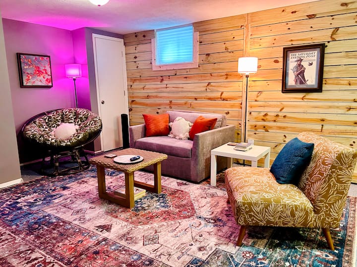 Cozy & Eclectic University Heights Private Suite - Sioux Falls, SD