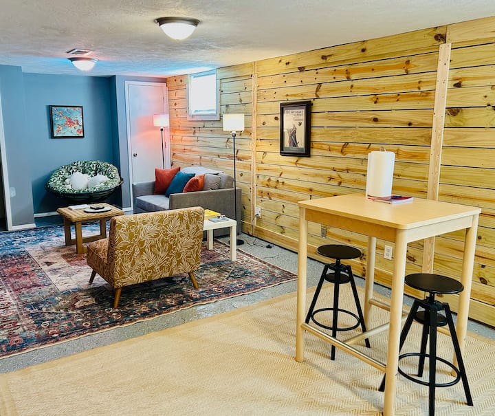 Cozy Eclectic Private Suite - Sioux Falls, SD