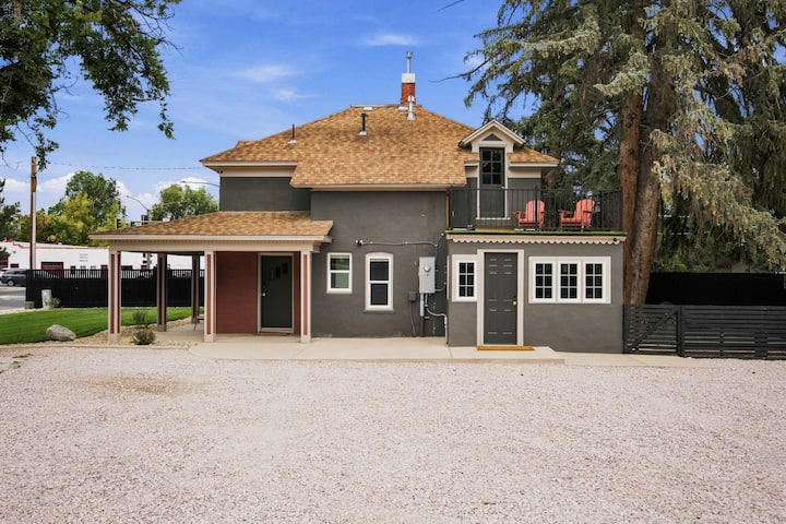 The Evergreen Home | King Beds + Fire Pit - Loveland