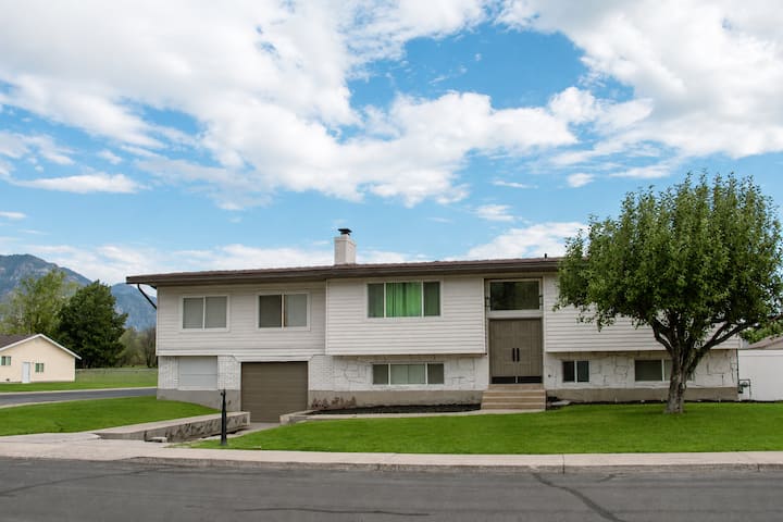 4br Orem Home | Game Room Big Yard Sleeps 13 - Provo, UT