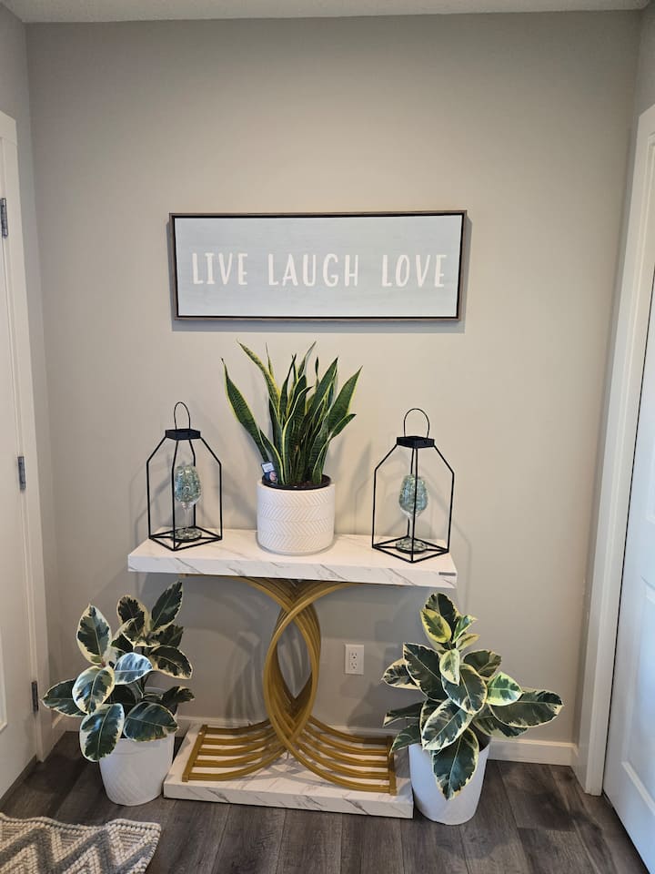 Modern Home W/ Full Kitchen & In-unit Laundry - Edmonton, Canada