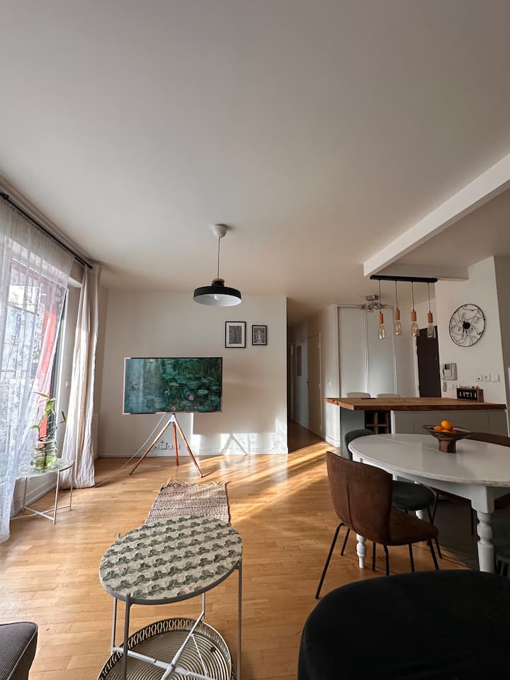 Two Bedroom Apartment With Balcony - Paryż