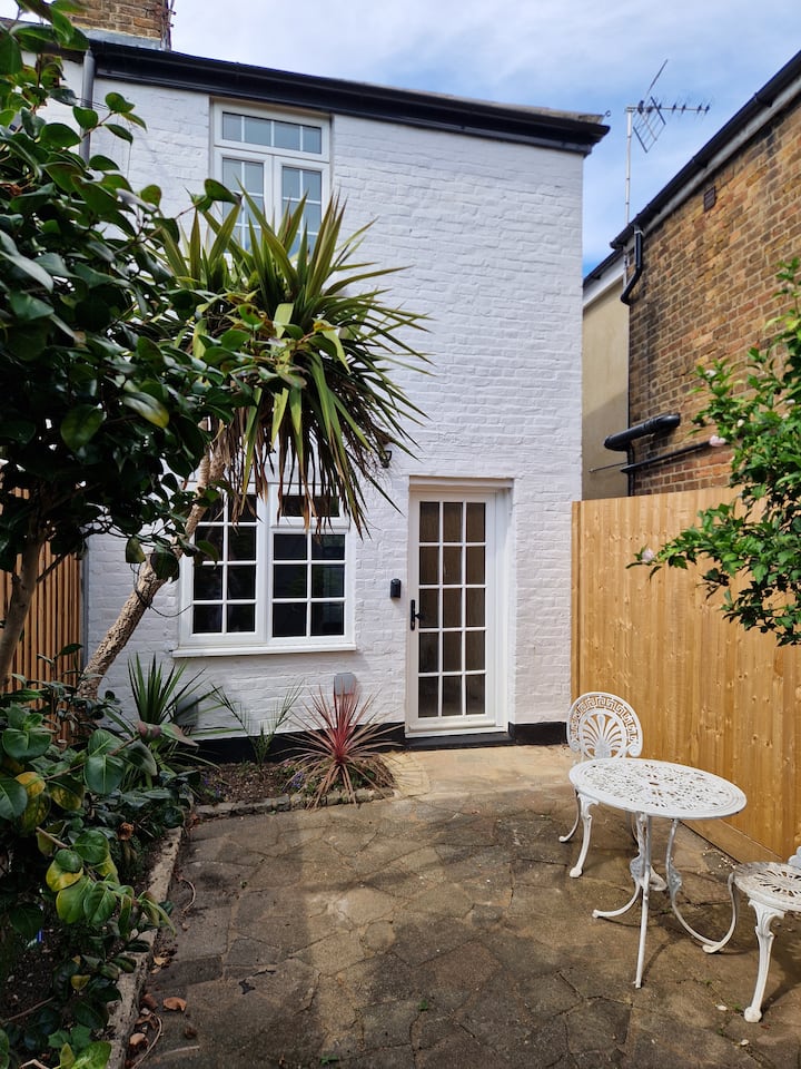 Cottage In Hampton Village - London