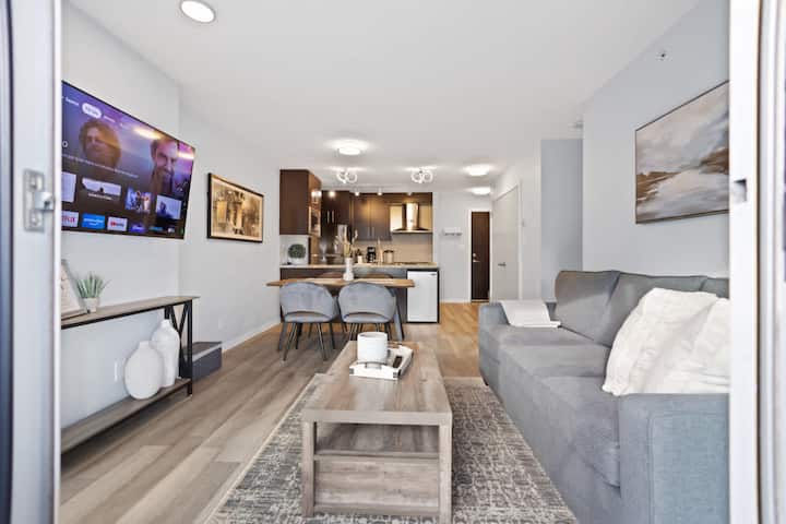 Modern 2br Highrise Condo With Pool, Gym & Sauna - Vancouver