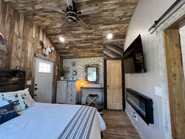 Cozy Cabin Glacier Getaway - Fireplace & Firepits - Kalispell, MT