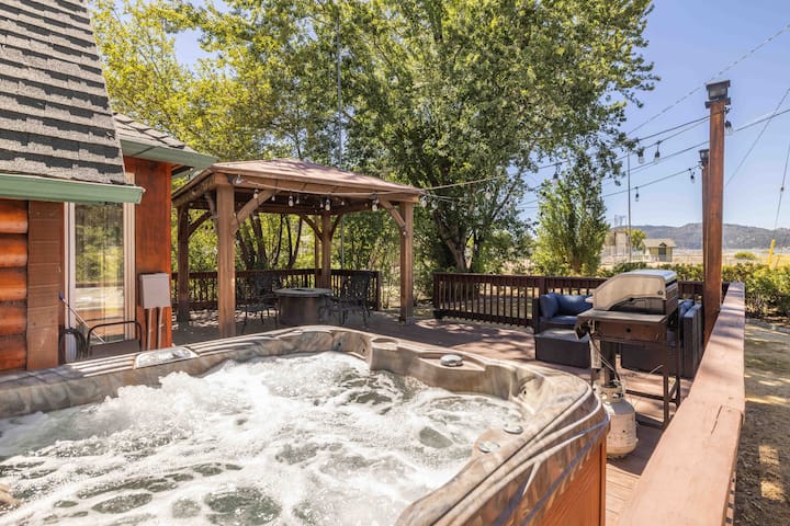 The Lookout Cabin Spa Steam Room Pool Table - Big Bear Lake, CA
