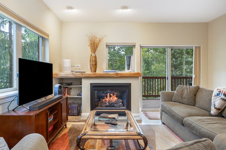 New 2br W/ Hot Tub, Free Shuttle, Parking, Wifi - Vail, CO