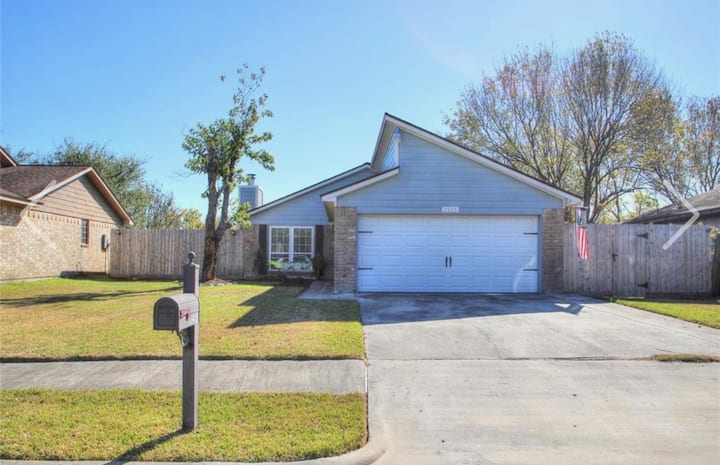 Baytown Blue-collar Basecamp (Available) - Highlands, TX