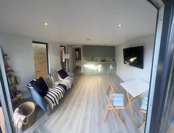 Cosy Cabin Just South Of London - 엡솜