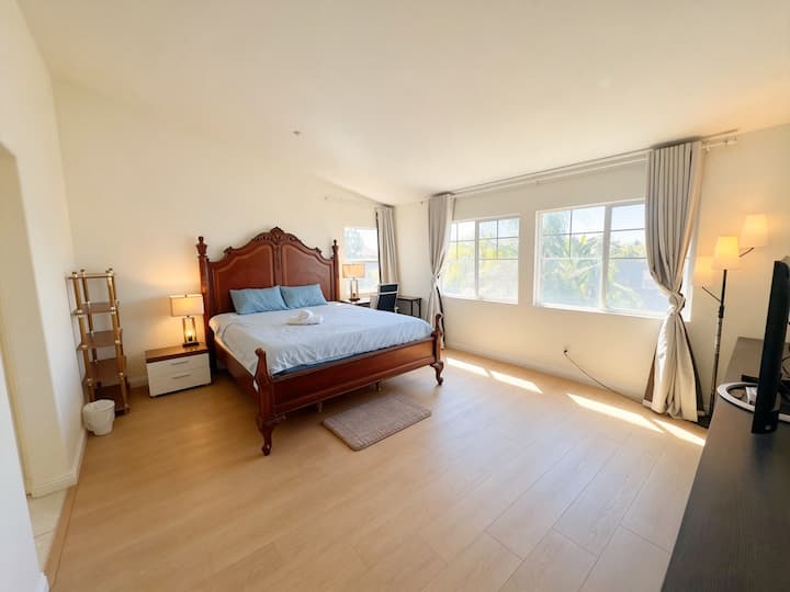 Villa Sunlight Master Suite/room 8 - Fontana, CA