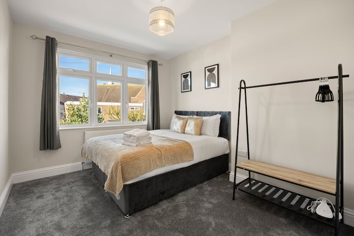 4 Bed 2 Bath | Work Crews & Corporate | Parking - Ilford