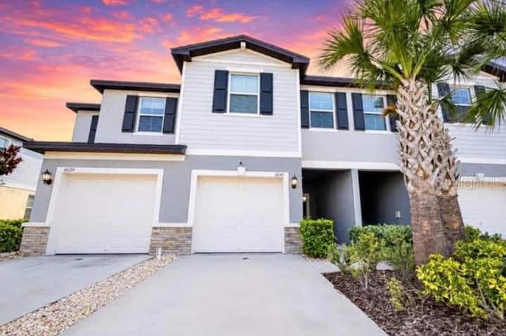 3br 2.5ba Large Modern Townhouse - Land O' Lakes, FL